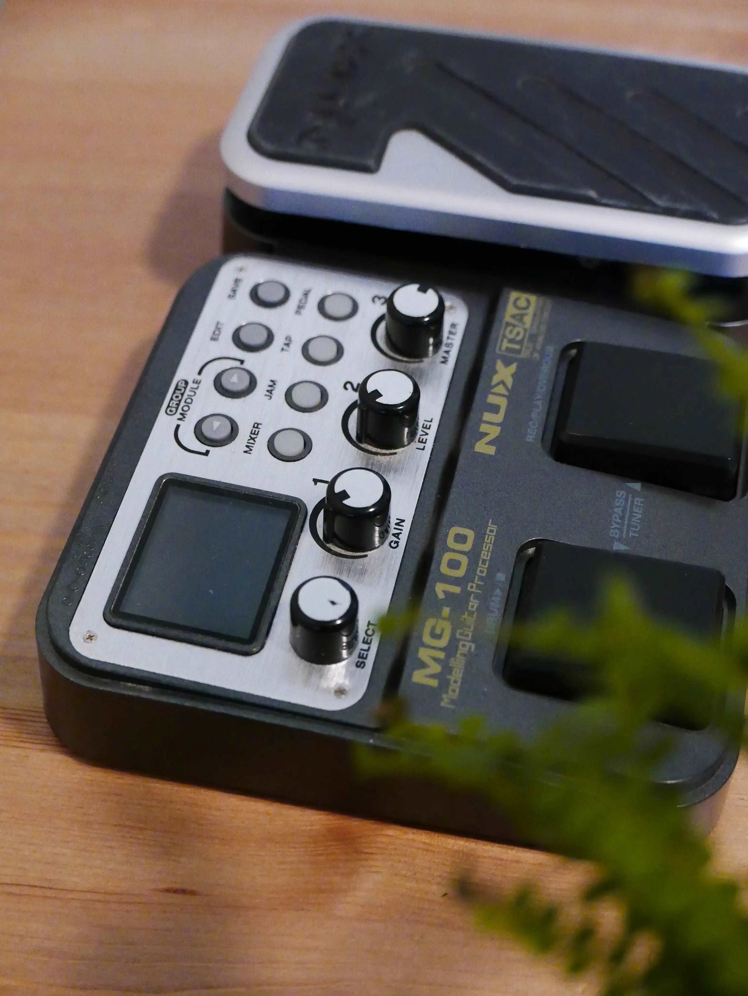 Nux MG-100 Multi-Effects Pedal - Ploutone